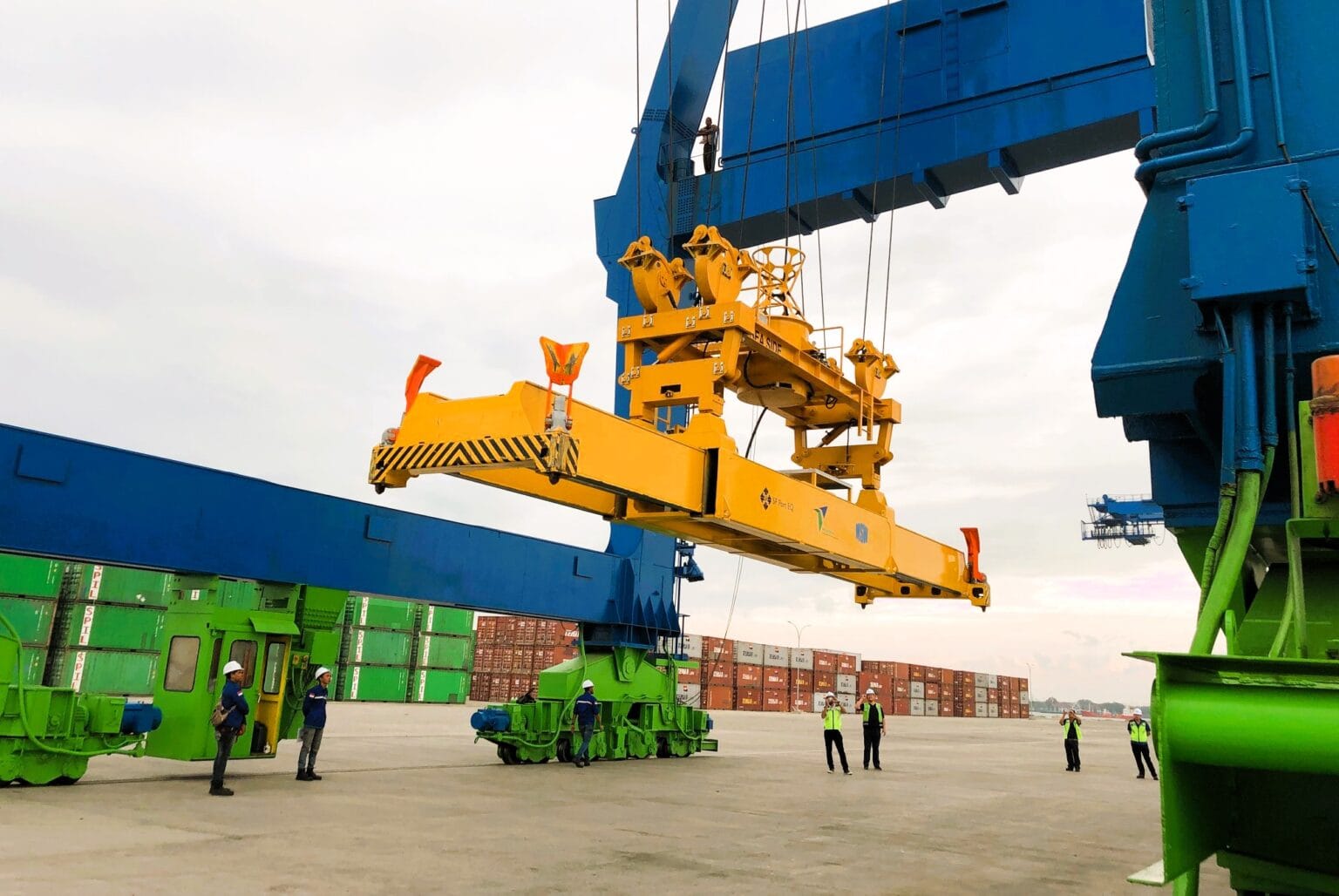 Spreaders are the heart of container handling! - SFPORTEQ